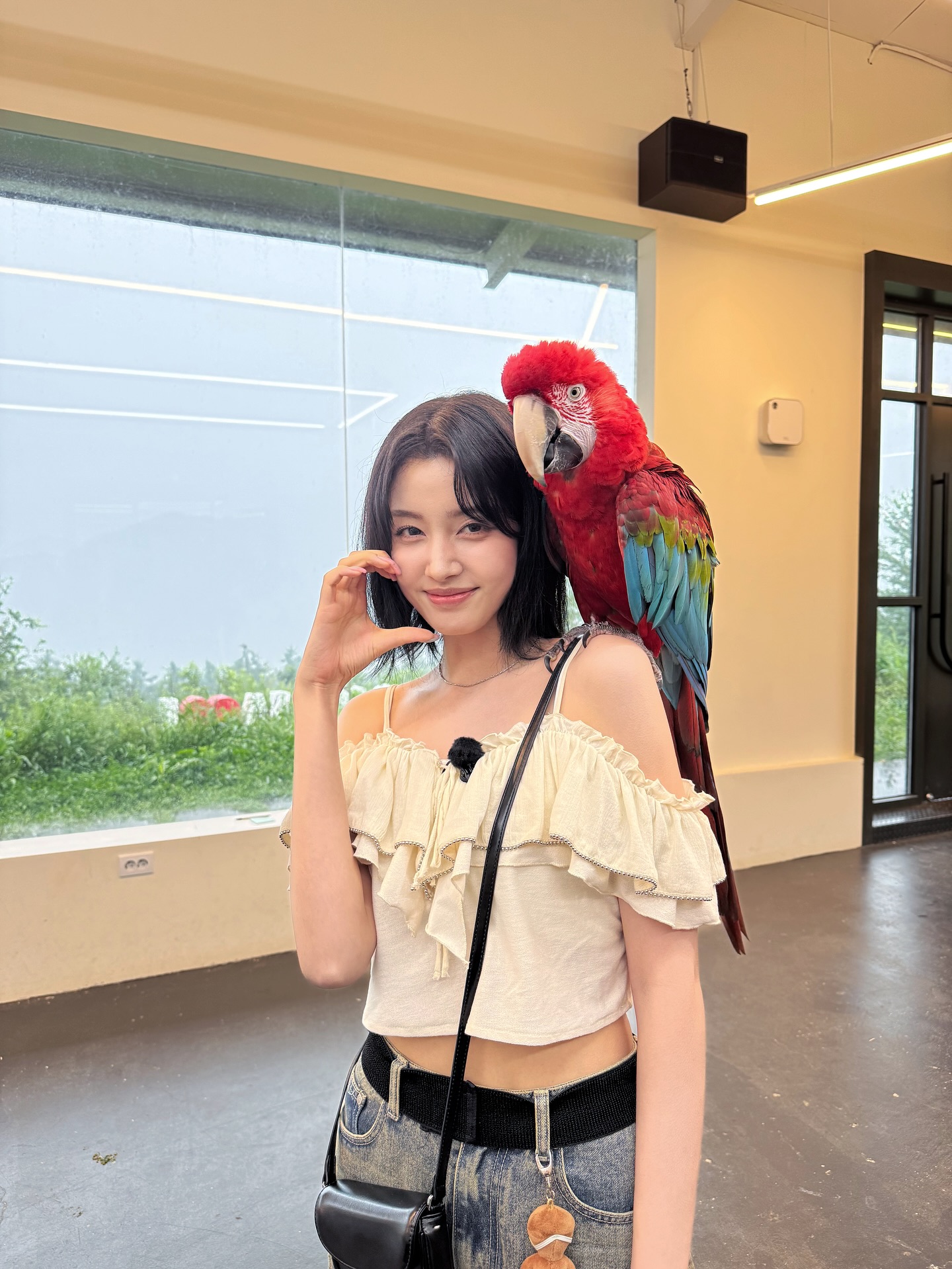 StayC Yoon's Fairytale-like Daily Life with a Parrot