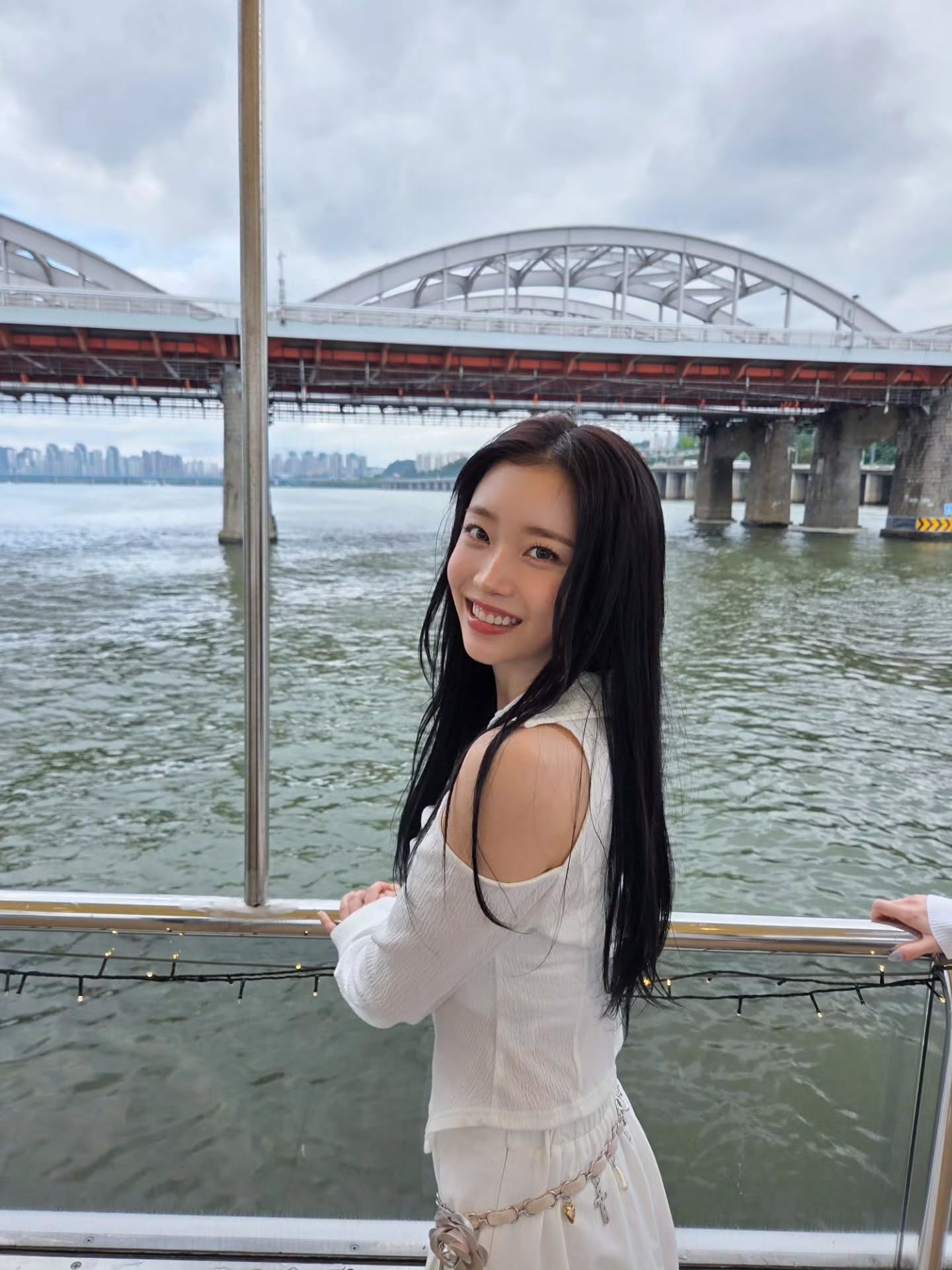 La estrella en el escenario que eligió el moderno todo blanco de STAYC ...