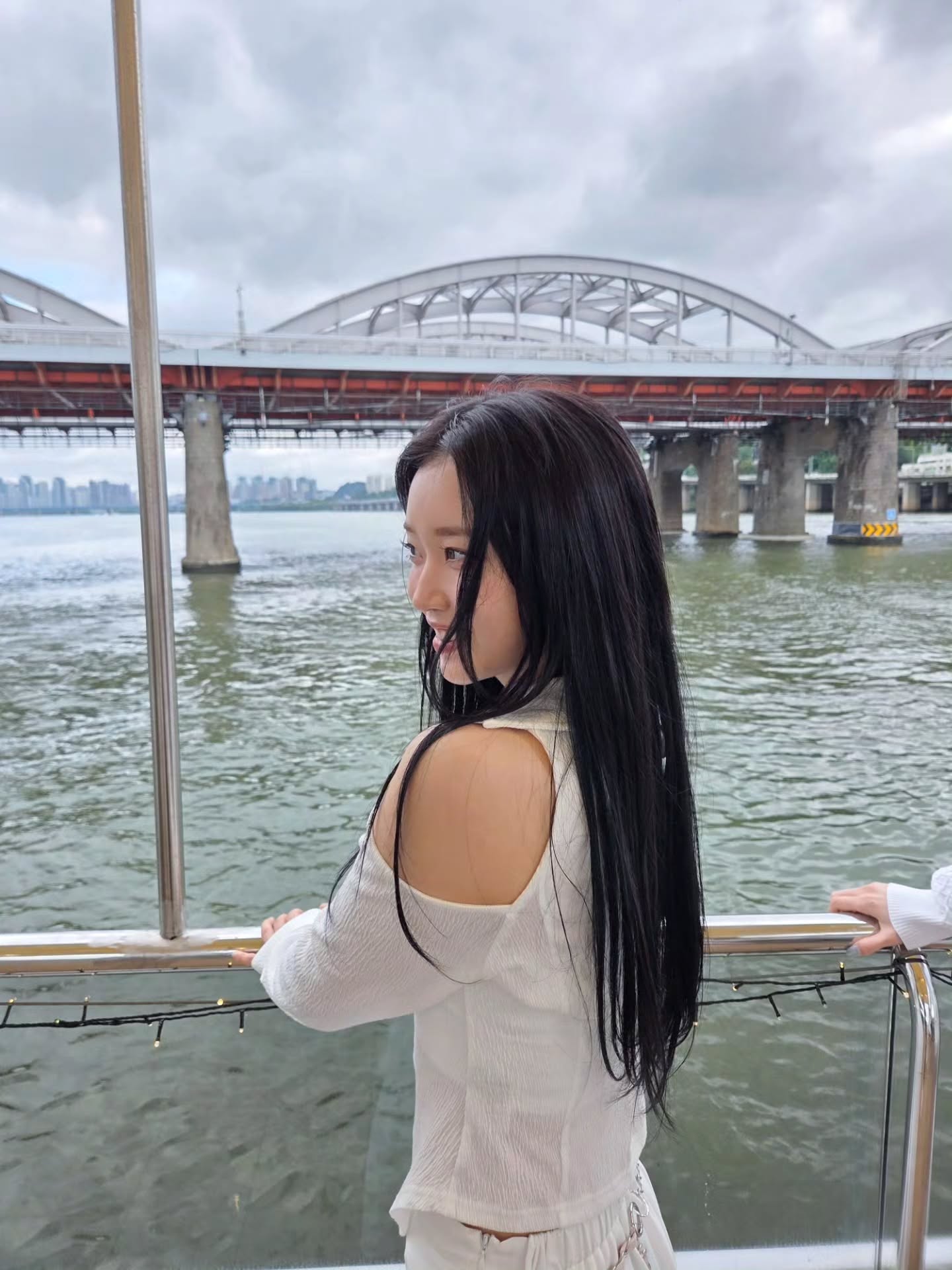 Modern All-White Look Chosen by STAYC's Sumin, from Stage Star to Screen