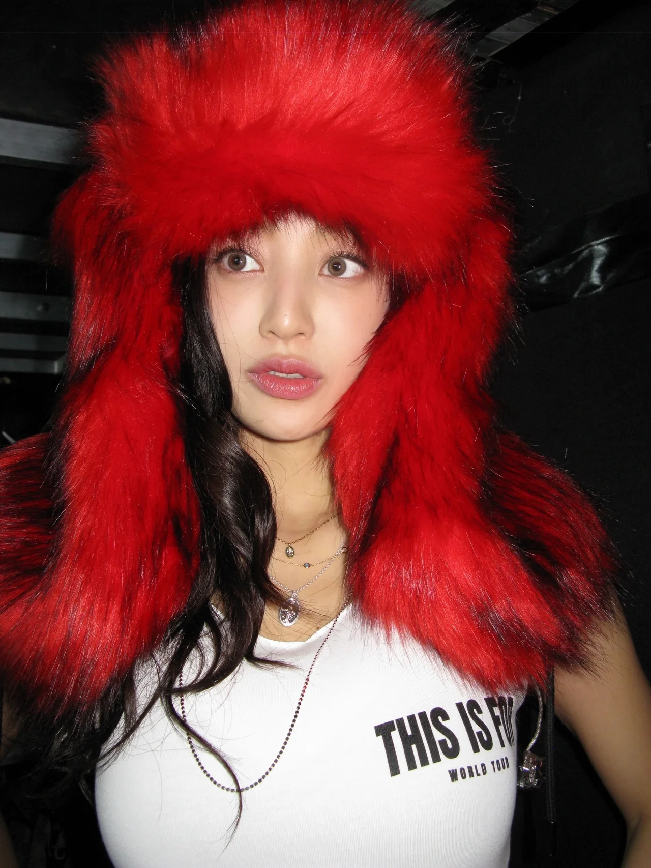 TWICE Jihyo, White Top + Red Fur… Bold Style Variation