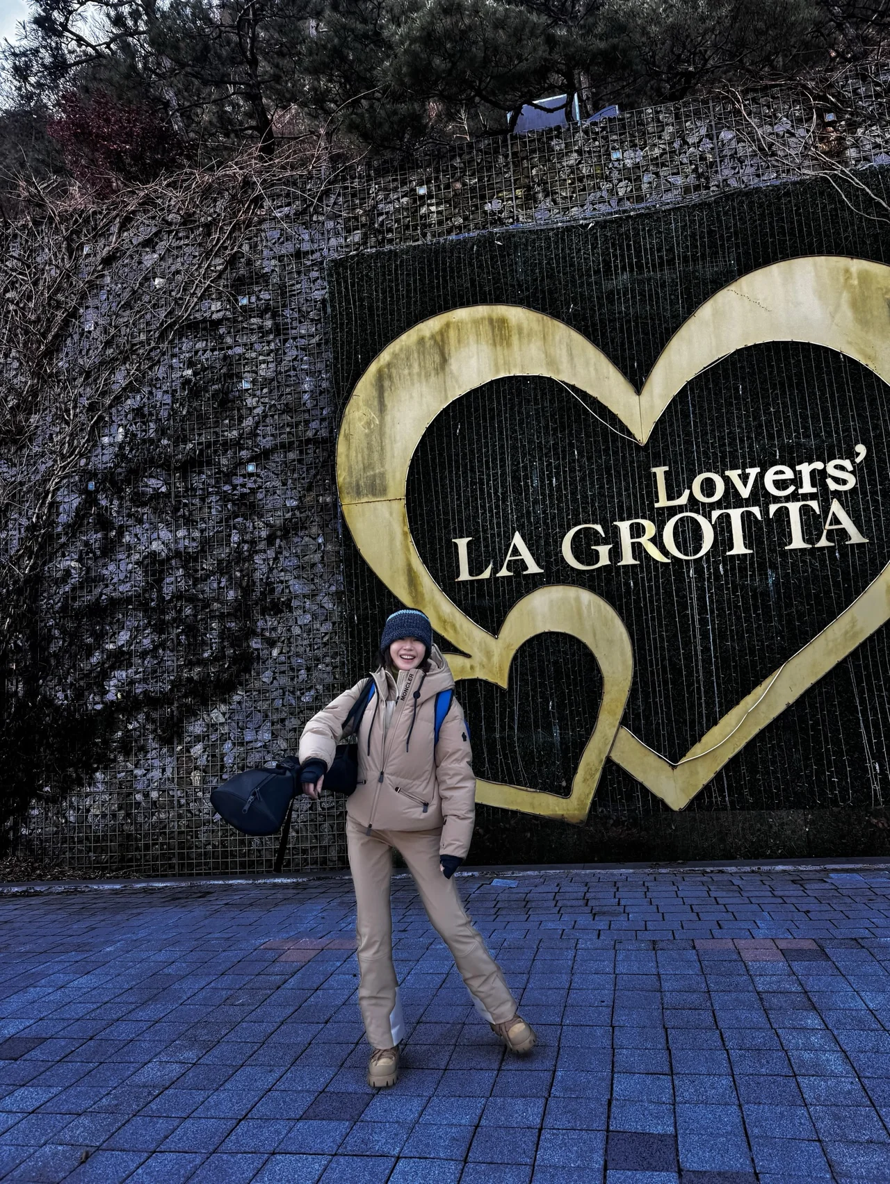 올해는 용평 대신 곤지암? 엄지원, ‘하트 뿅뿅’ 설원 위 인간 몽클레르 변신 | 스타패션